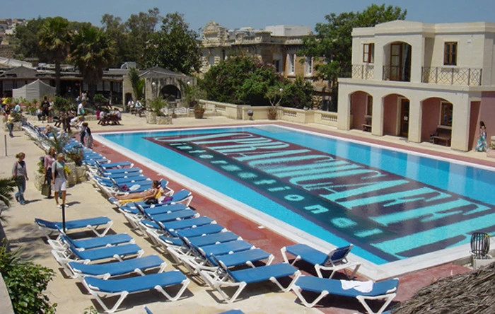 Pool, BBQ & Karaoke in Malta – Chillmiddag bij Sprachcaffe op dinsdag ...